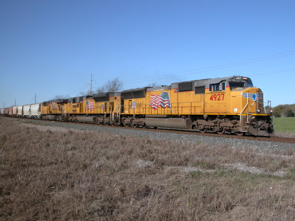 UP 4927 5Mar2012 NB approaching McCarty Lane with Covered Hoppers